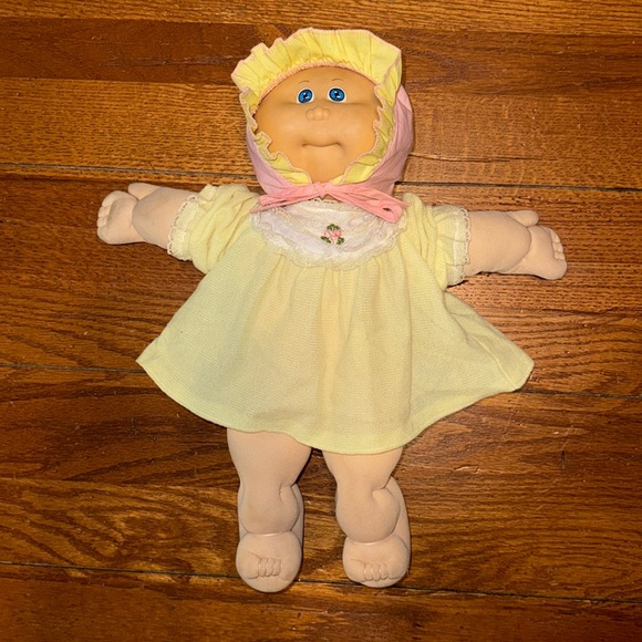 Toys | Vintage Cabbage Patch Kid Doll No Hair Blue Eye Wearing Yellow ...